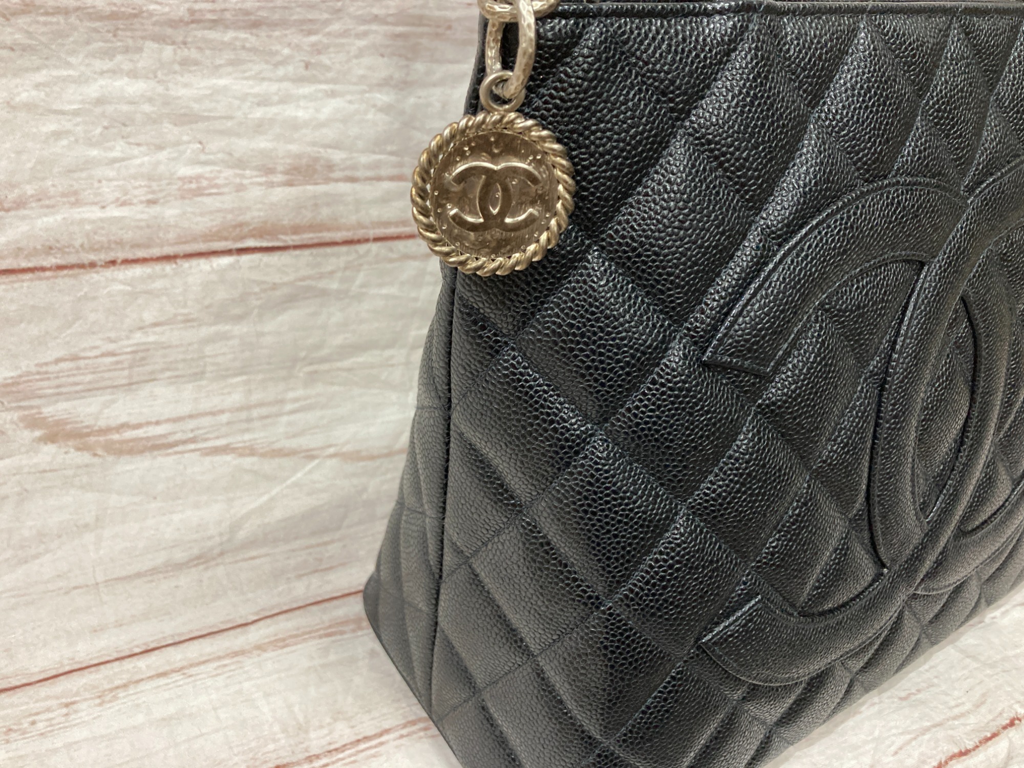 スマホで購入】CHANEL(シャネル)の復刻トートバッグを買取入荷 スマホで購入】CHANEL(シャネル)の復刻トートバッグを買取入荷