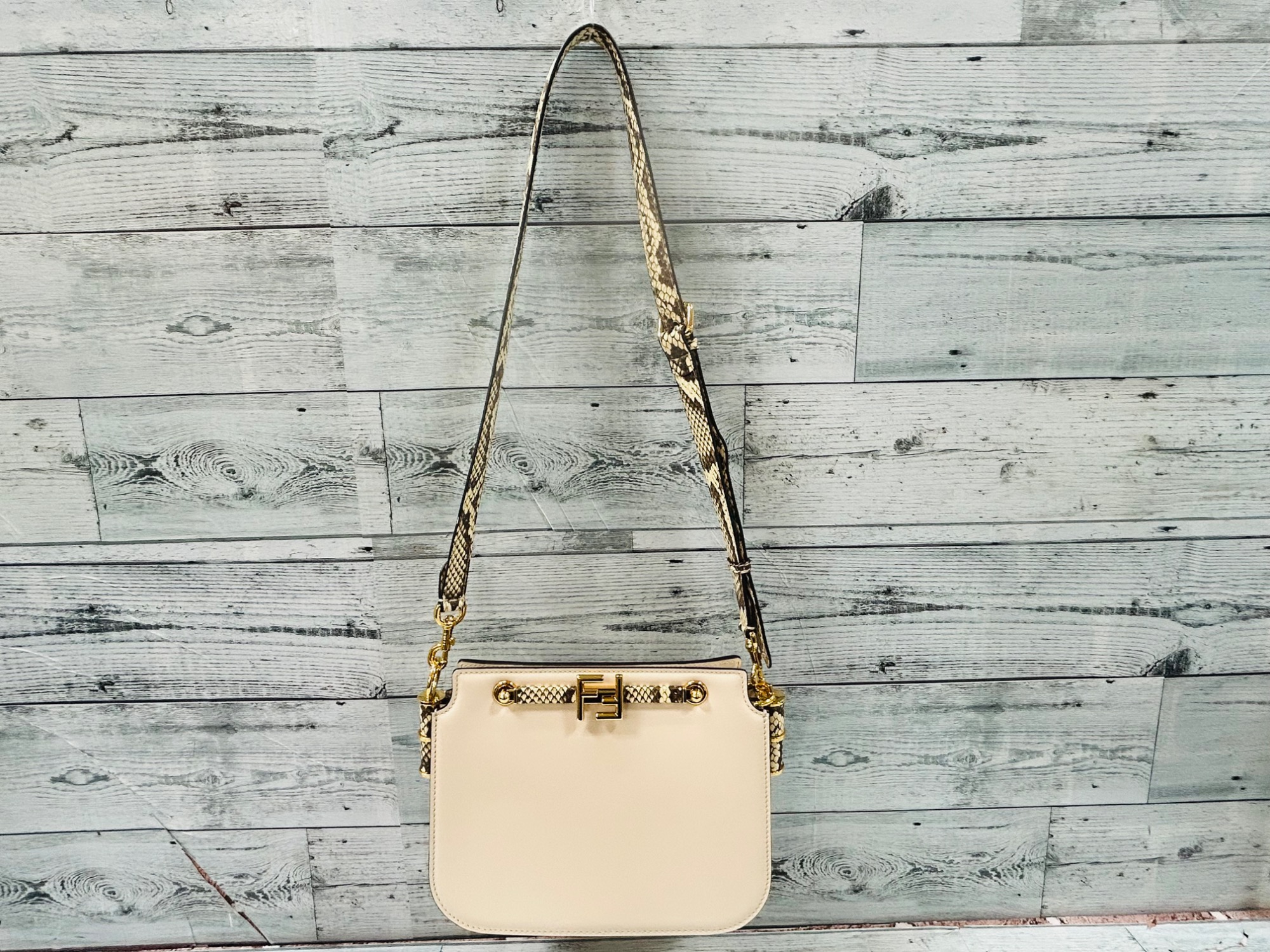 FENDI(フェンディ) ショルダーバッグ TOUCH 8BT349が入荷いたしました