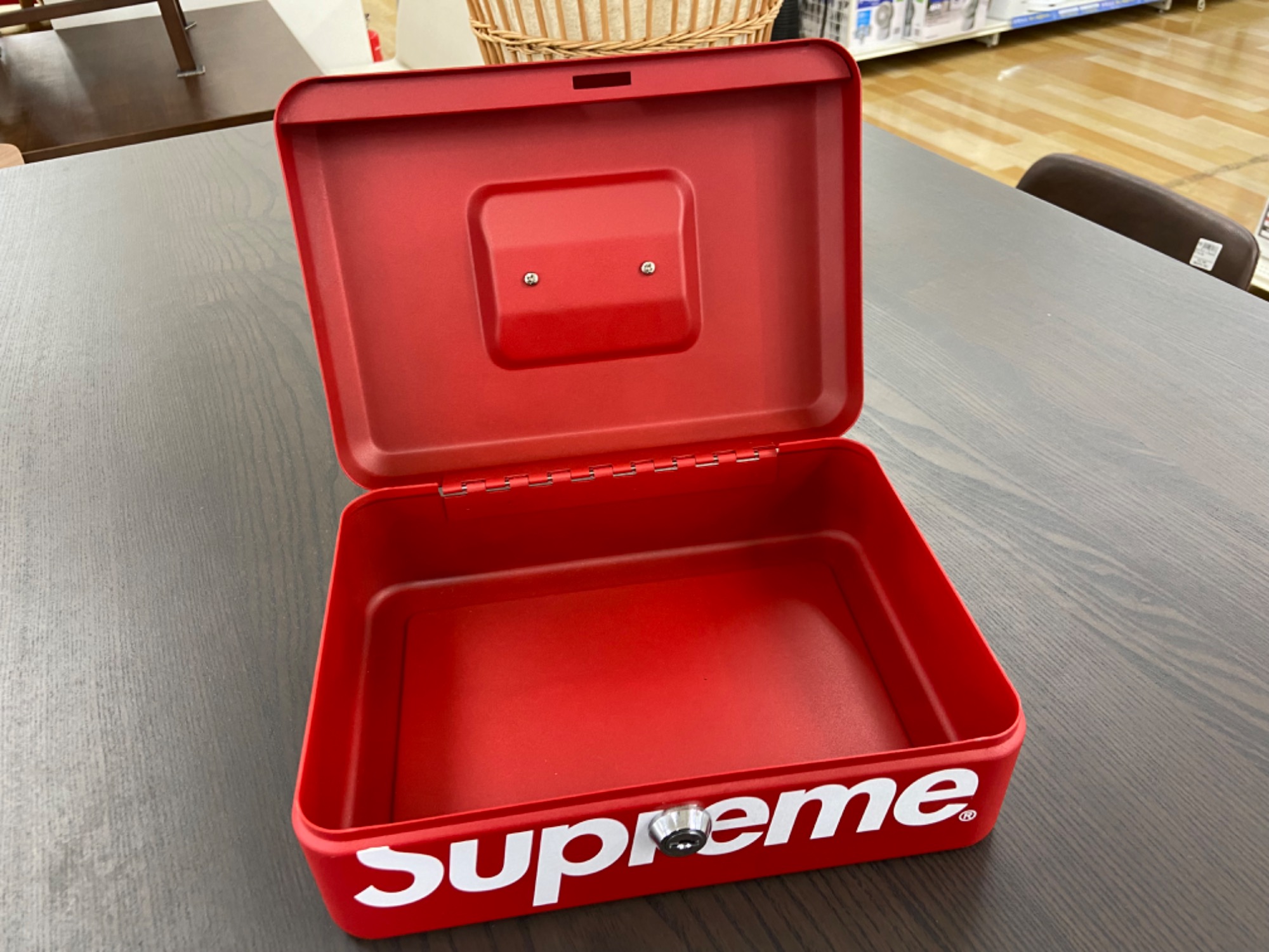 【Supreme】LOCK Box”Red”入荷しました！ [2024.04.10発行]｜リサイクルショップ トレジャーファクトリー（トレファ ...