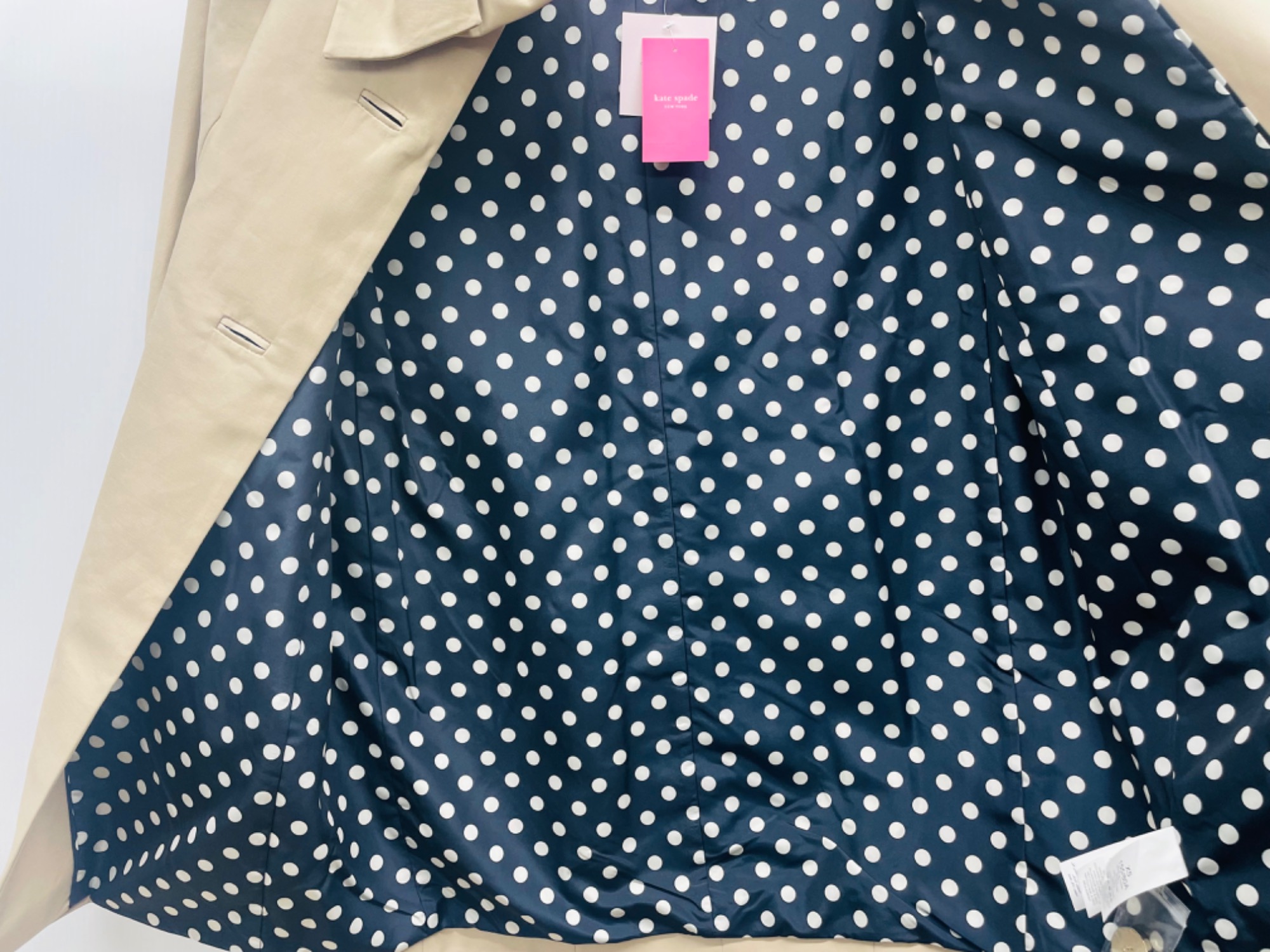 【滑らかな質感で上品さのある着心地】Kate Speade 未使用 ドロシートレンチコートのご紹介！ [2024.09.21発行]｜リサイクル ...